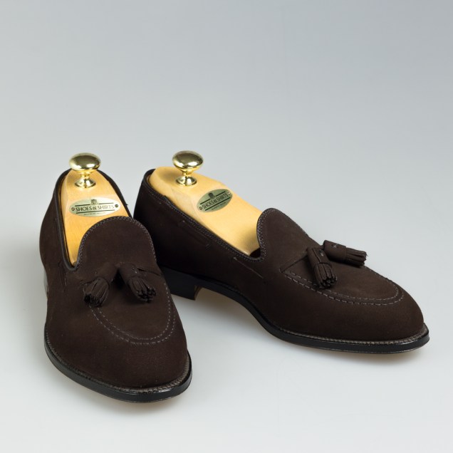 Le mocassin à pompons – Stiff Collar