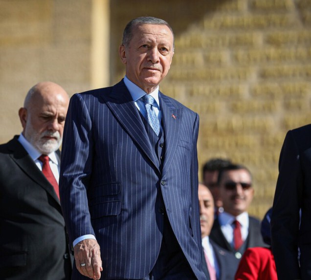 Monsieur Erdoğan – Stiff Collar